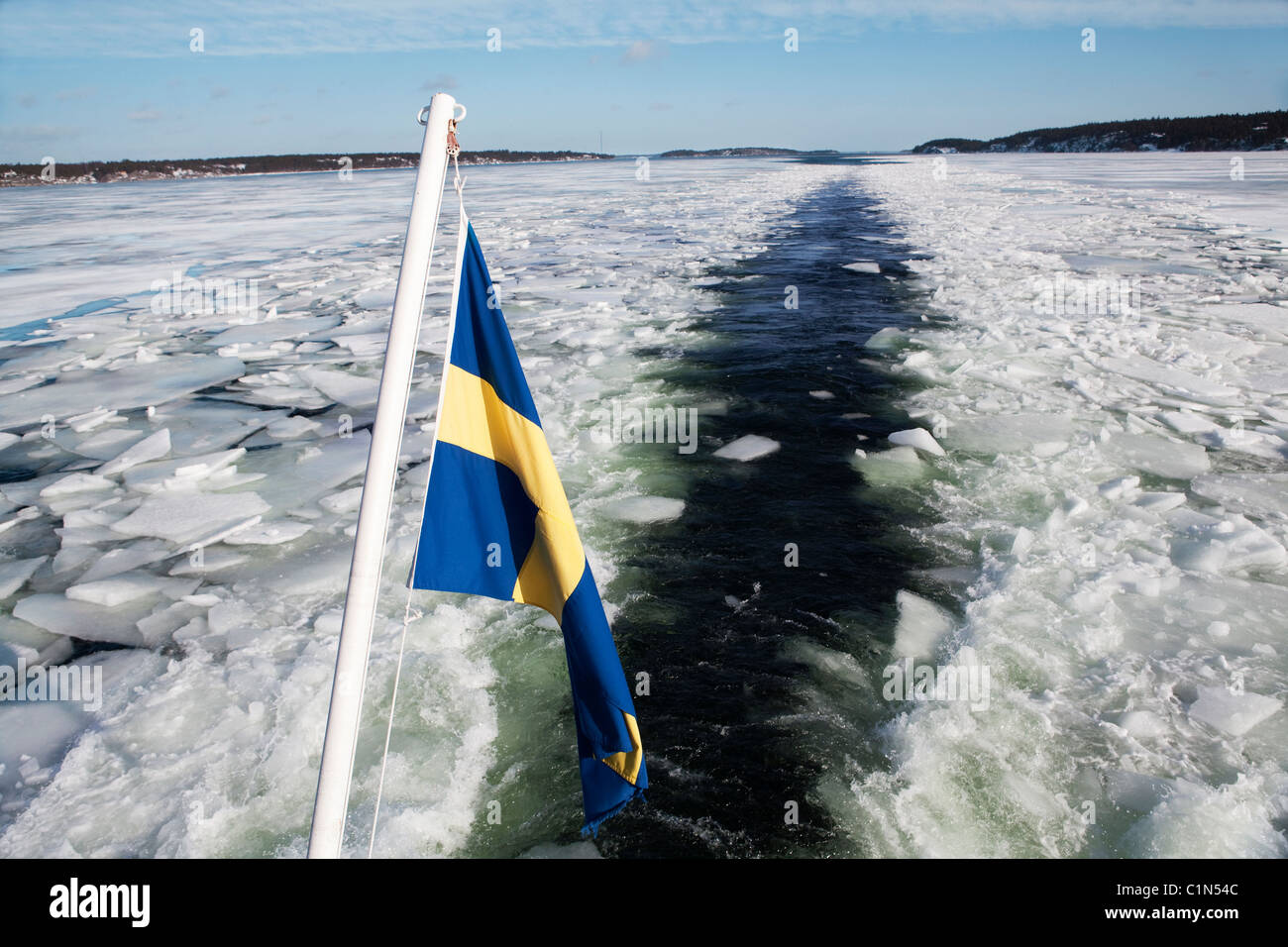 Boot mit schwedischer flagge -Fotos und -Bildmaterial in hoher ...