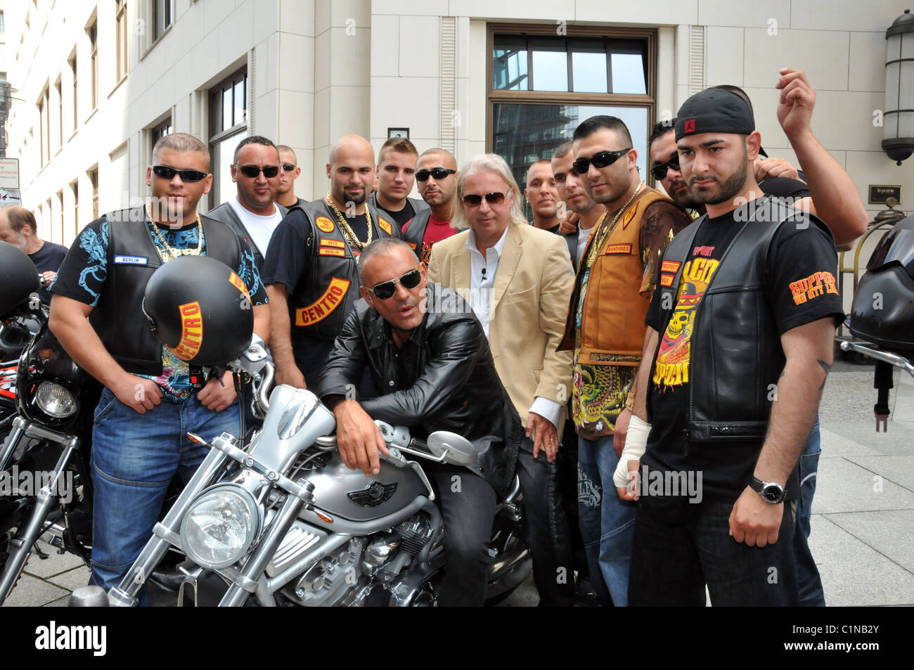 Christian Audigier posiert mit Bild Zeitungsreporter Norbert Körzdörfer ...