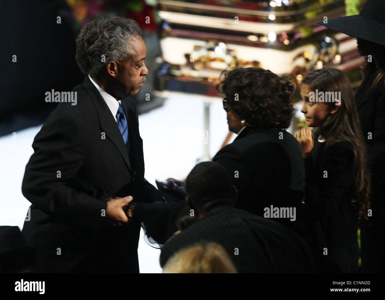 Reverend Al Sharpton (L) begrüßt (L-R) Katherine Jackson, Michael ...