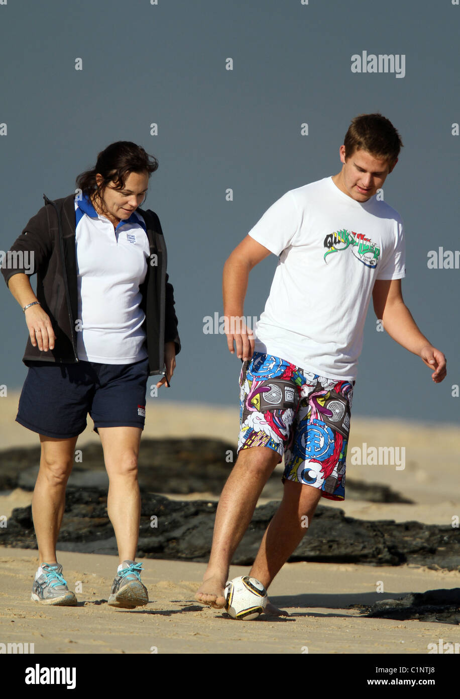 Teenager am strand -Fotos und -Bildmaterial in hoher Auflösung – Alamy