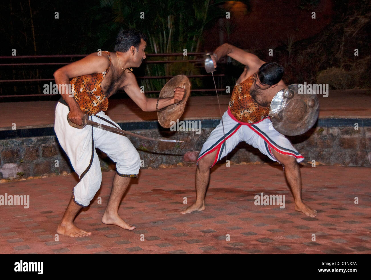 Kalaripayattu oder Kalari Kampfkunst von Kerala, mit Kämpfer mit ...