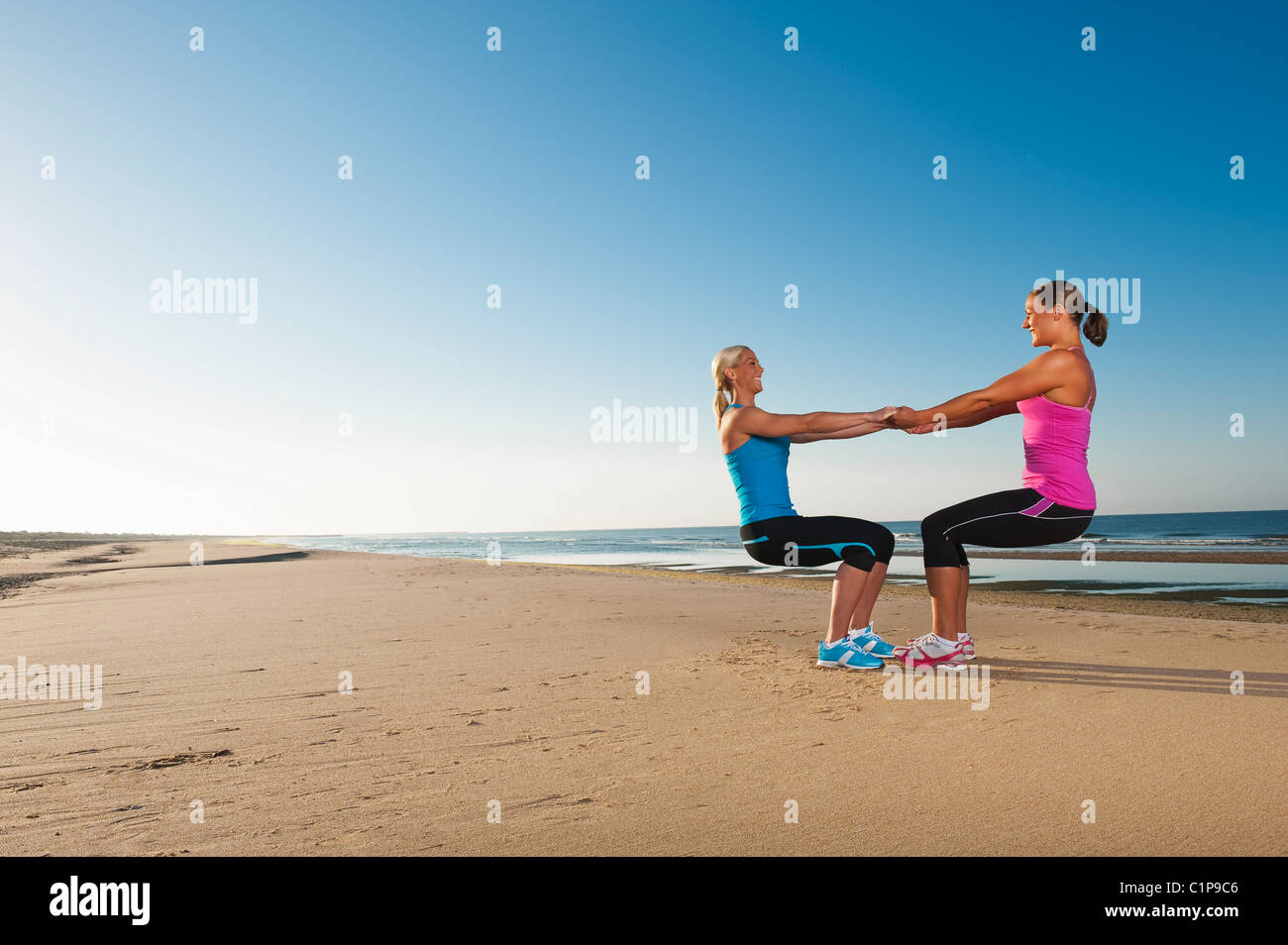 Zwei Frauen am Strand zusammen trainieren Stockfotografie - Alamy