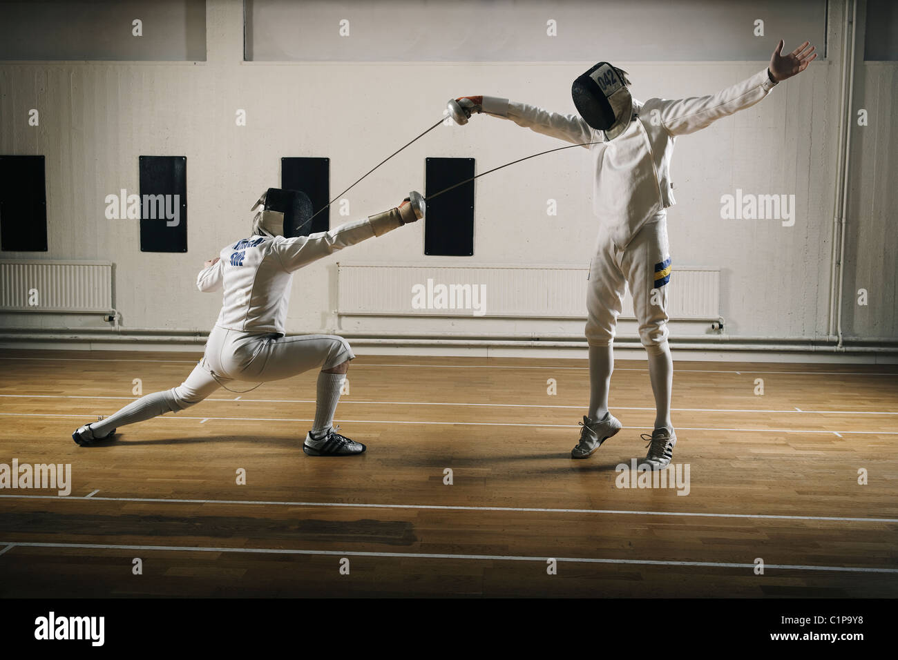 Zwei Fechter in Sporthalle Stockfotografie - Alamy