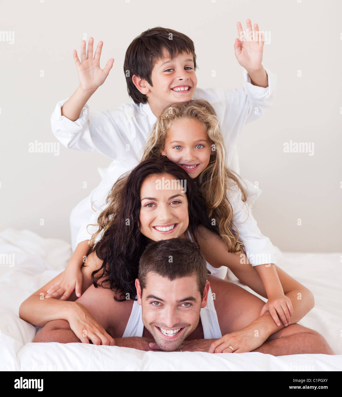 Sohn und papa kuscheln im bett -Fotos und -Bildmaterial in hoher Auflösung - Seite 2 - Alamy
