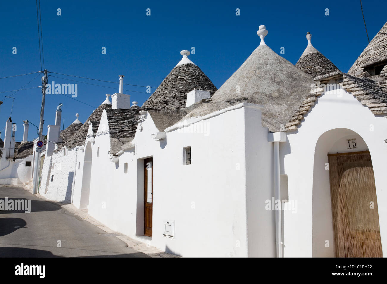 Italien, Apulien, Alberobello, r. weiße Trulli-Häusern Stockfotografie ...