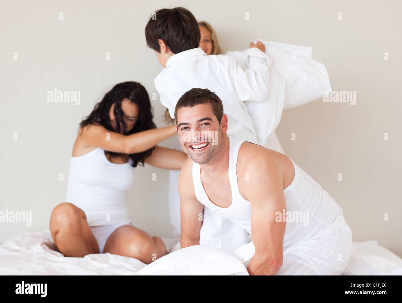 Sohn und papa kuscheln im bett -Fotos und -Bildmaterial in hoher Auflösung - Seite 2 - Alamy