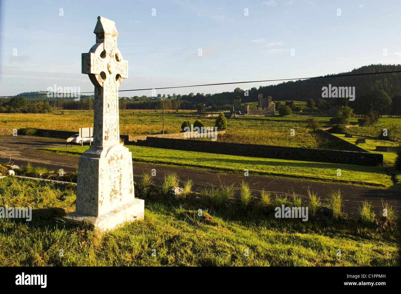Republik von Irland, Boyne Valley, Keltisches Kreuz im Friedhof der Kirche St Feichin, Fore ...