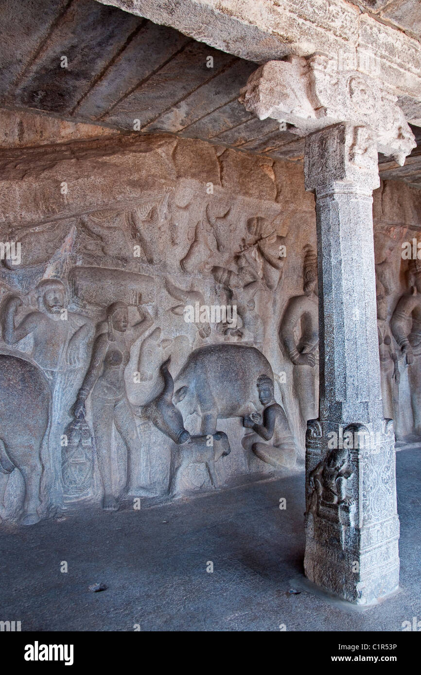 Spalte und Rock Reliefs an Krishna Mandapam in Mahabalipuram in Tamil ...