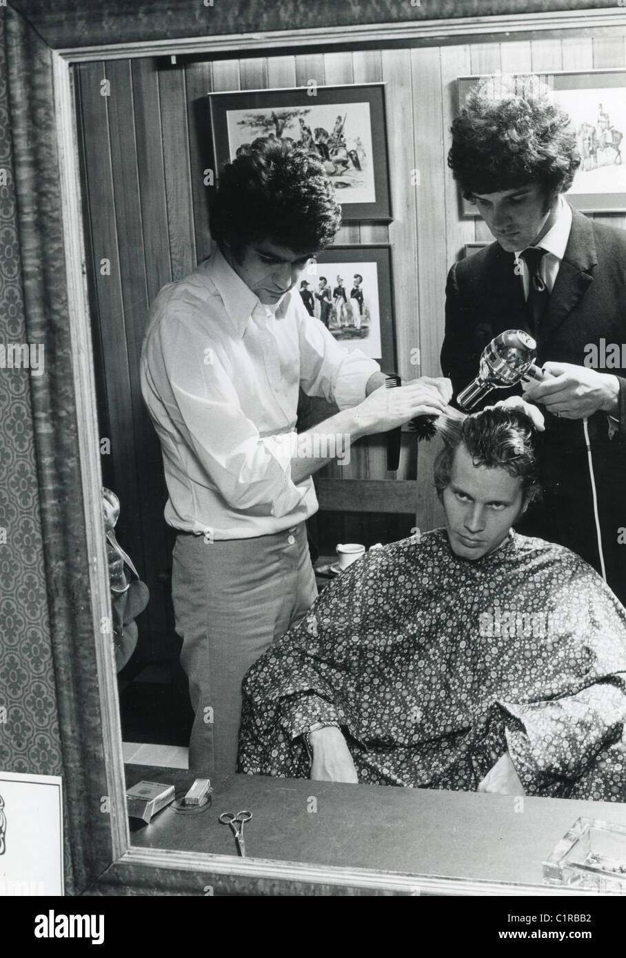 DIE WALKER-BRÜDER John Maus lassen seine fließenden Locken im Juli 1967 ...