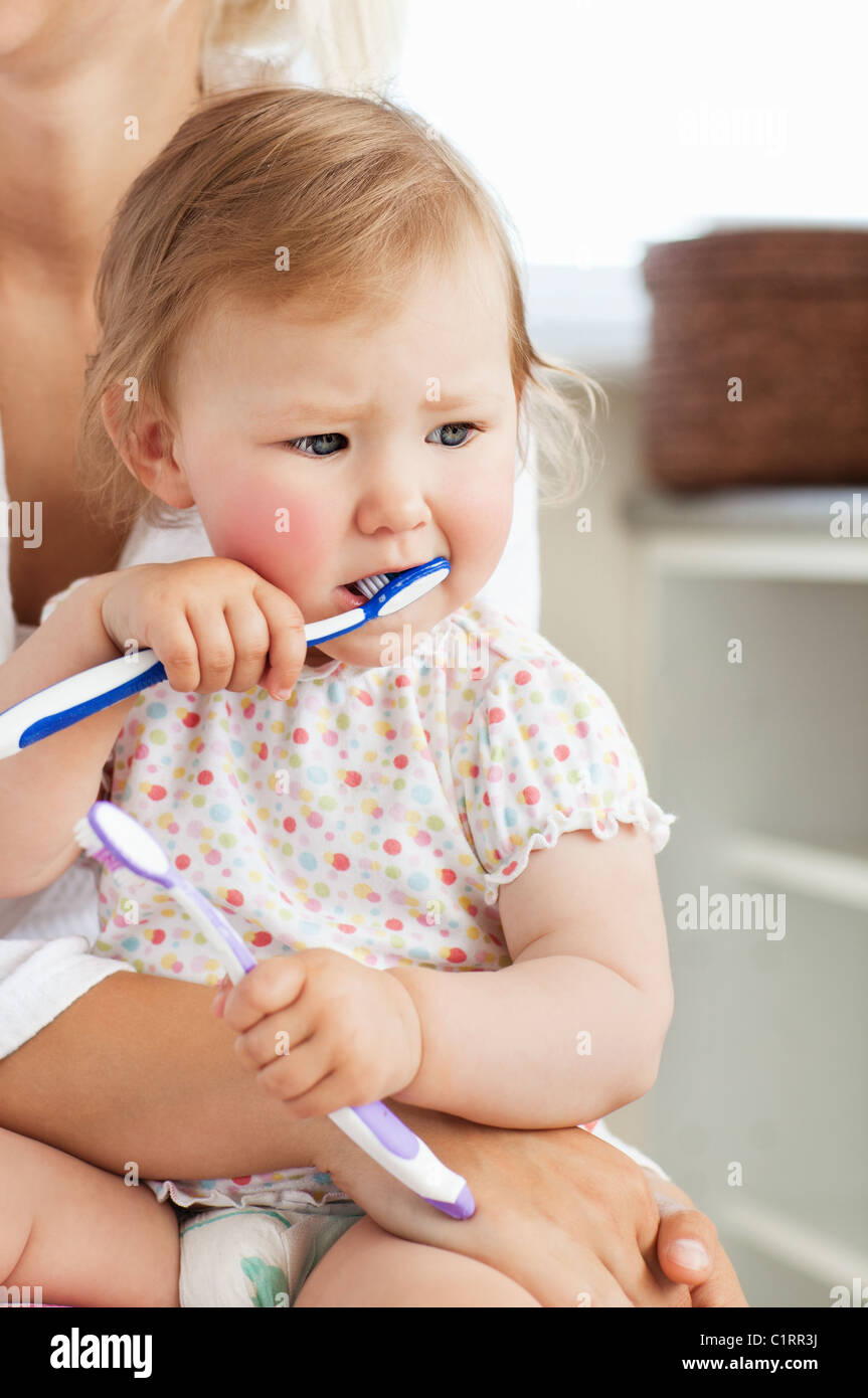 Mutter kümmert sich um ihr schönes Kind Stockfotografie - Alamy Mutter kümmert sich um ihr schönes Kind Stockfotografie - Alamy