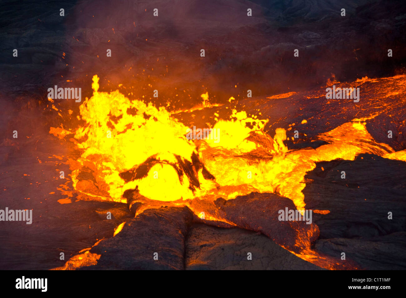 Ein Fluss aus geschmolzener Lava Volcanoes-Nationalpark, Hawaii ...