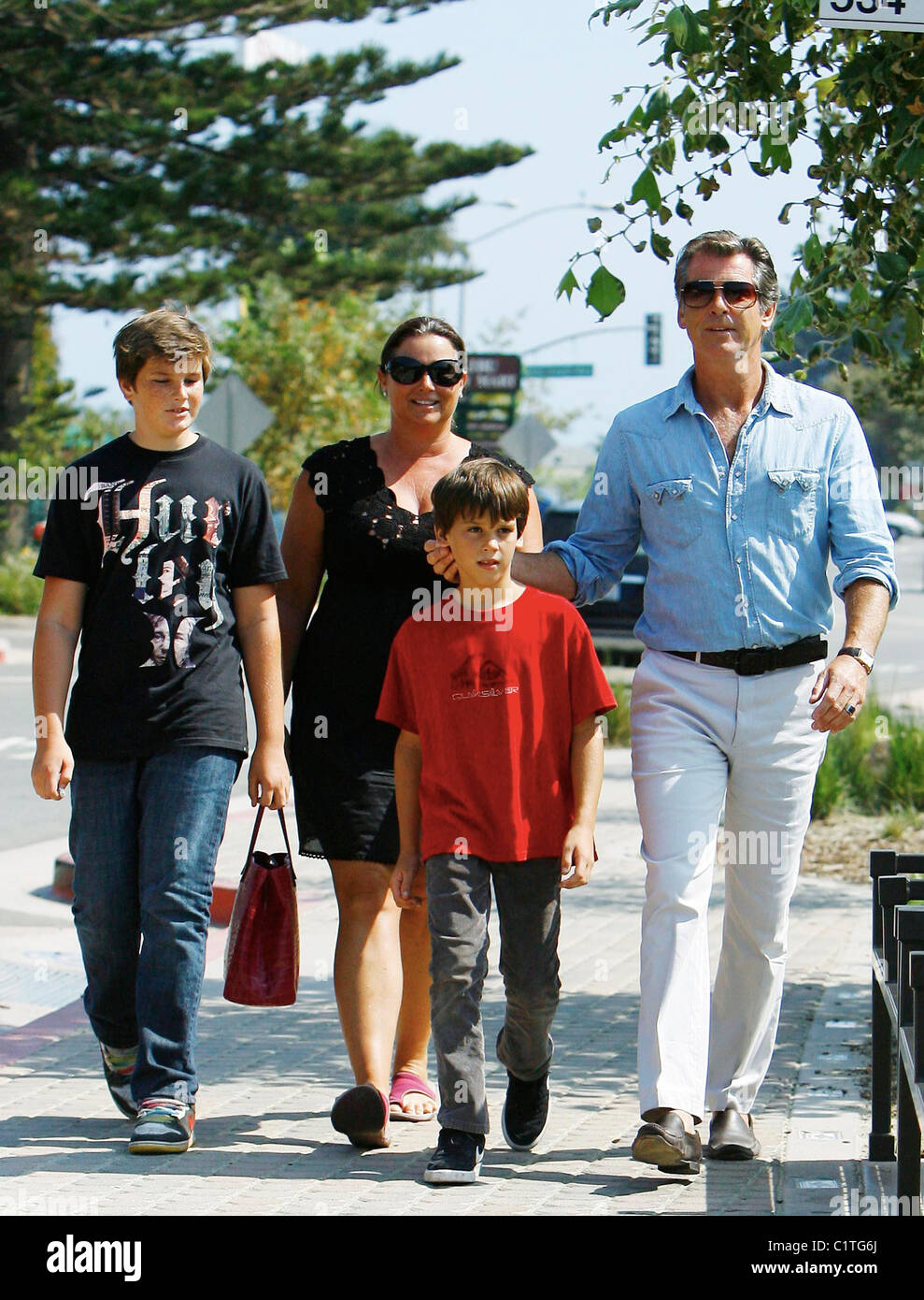 Pierce Brosnan beim Mittagessen mit seiner Familie, Söhnen Dylan und ...
