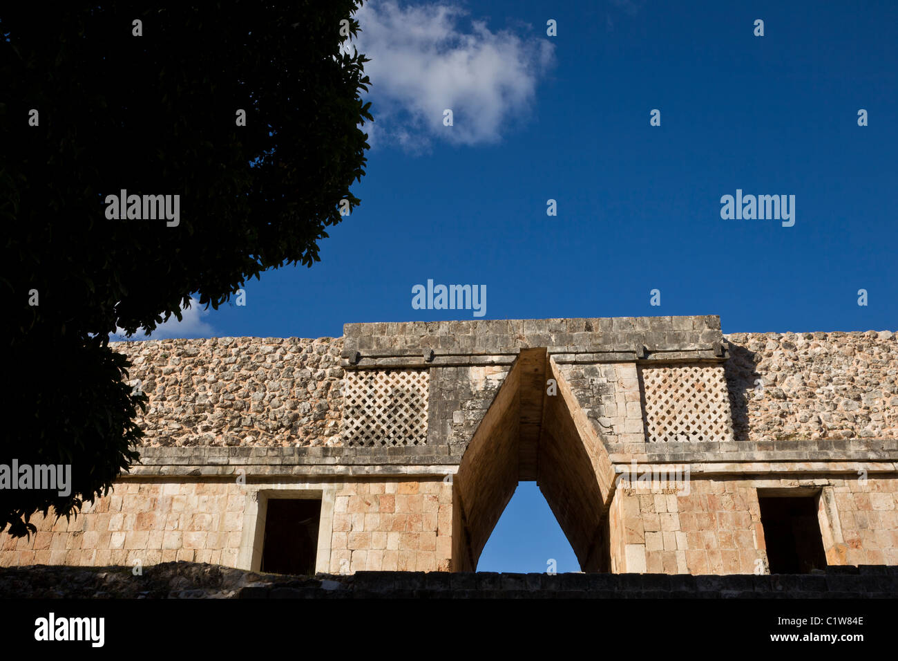 Corbel Arch im Nonnenkloster Viereck in der Puuc-Stil-Maya-Ruinen von ...