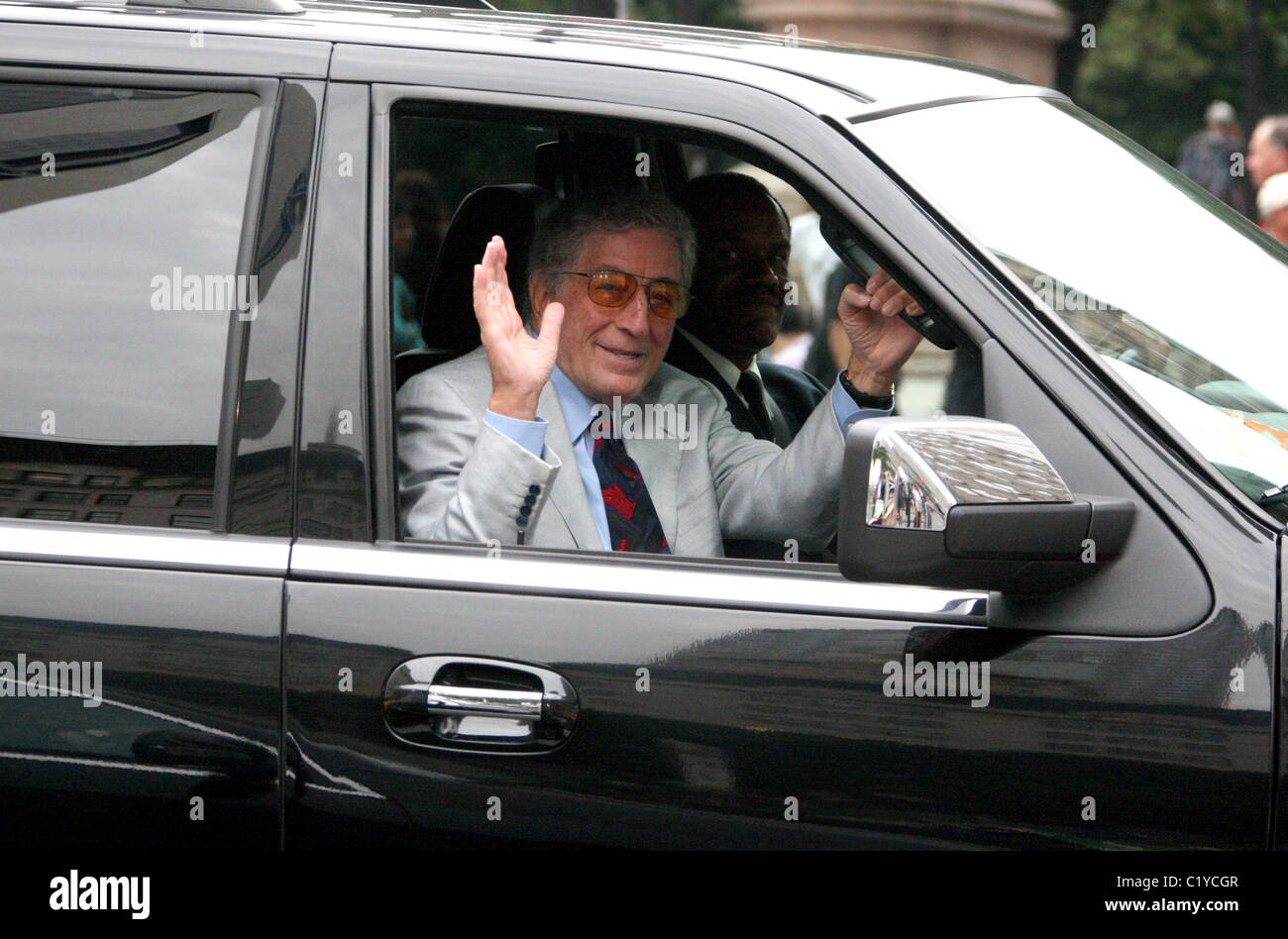 Tony Bennet im Verkehr von Central Park fest, da er getrieben wird in ...
