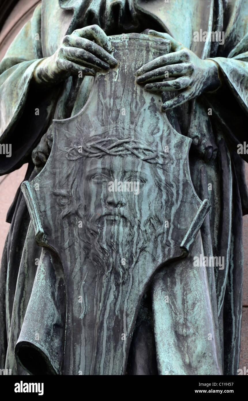 Das Antlitz Christi auf einem Schild, ein Detail aus dem Denkmal für ...