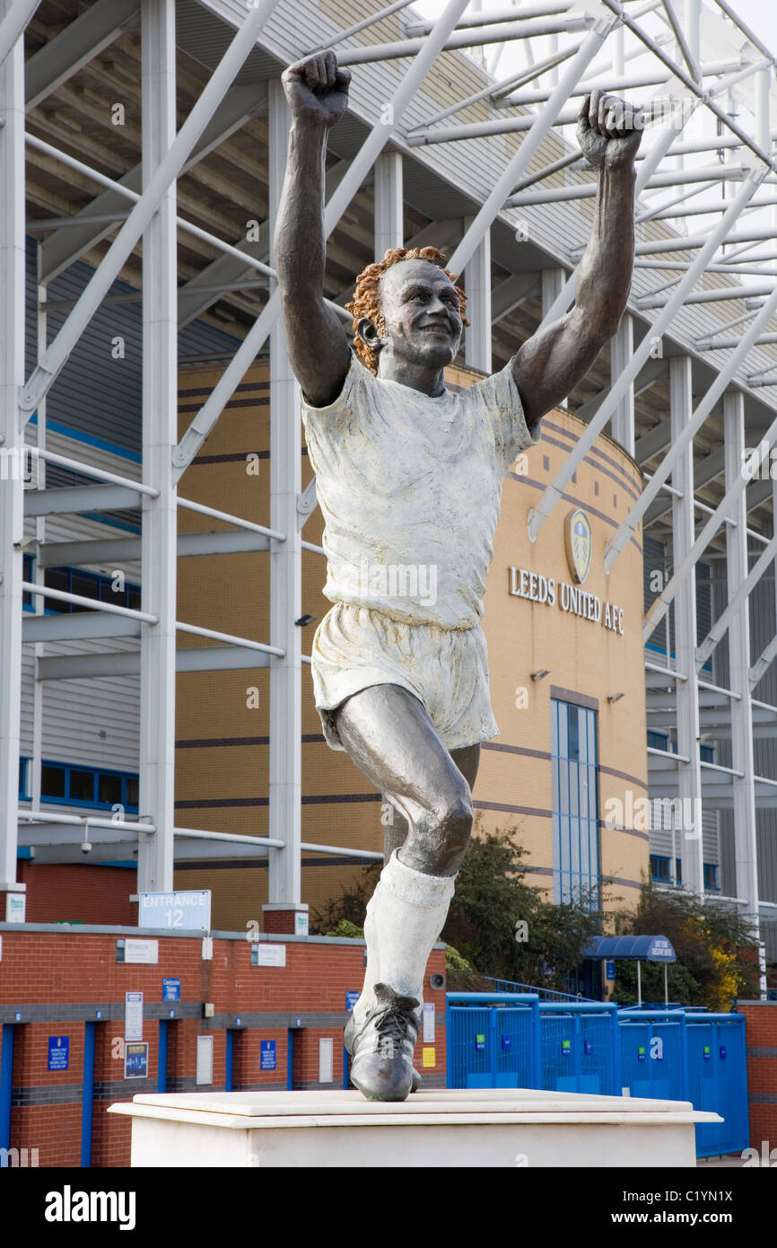 Statue von Fußballer Billy Bremner vor The East Stand der Elland Road ...