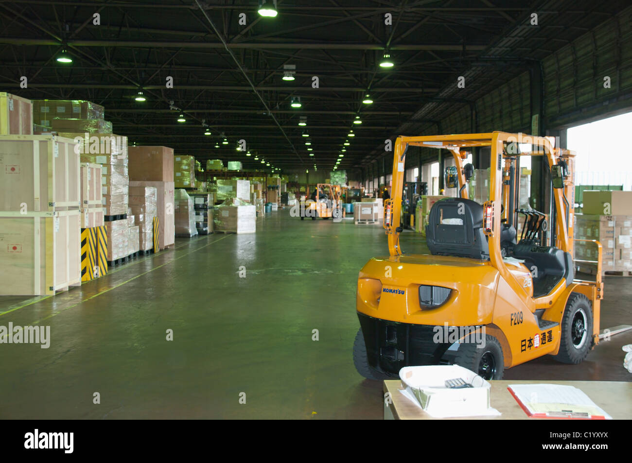 Truck Loader Gabelstapler mit Volllast auf Palette in einer Lagerhalle ...