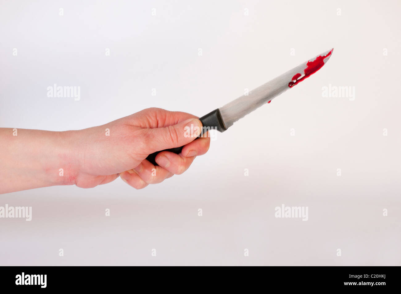 Hand mit messer mit blut verschmiert -Fotos und -Bildmaterial in hoher ...