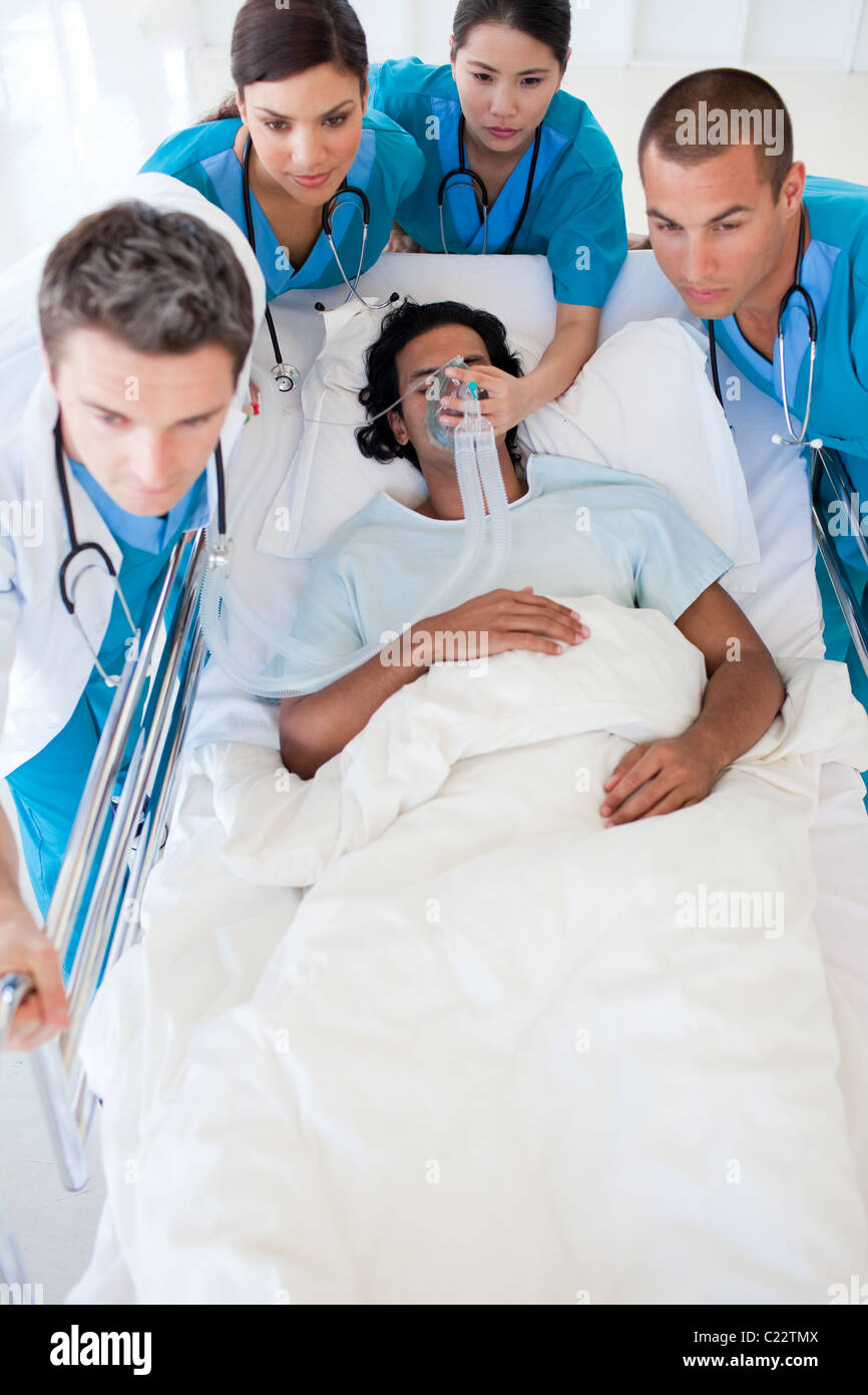 Notfall-Team mit einem Patienten Stockfotografie - Alamy