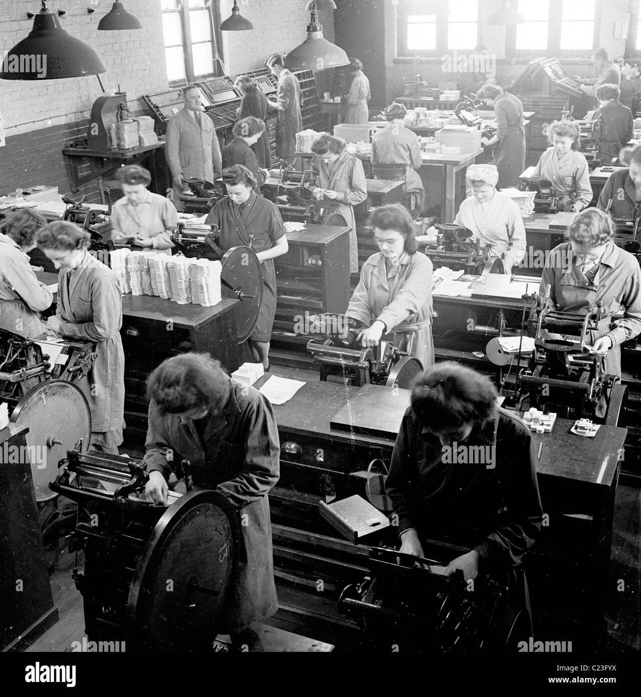 1950s historical female factory workers -Fotos und -Bildmaterial in ...