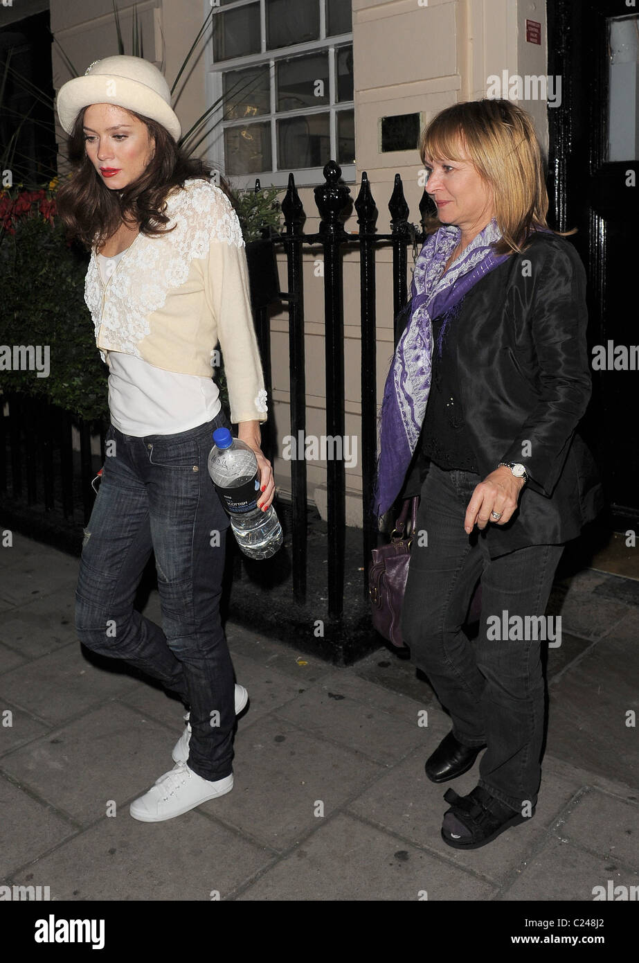 Schauspielerin Anna Friel verlässt mit ihrer Mutter Sheila nach ihrem ...