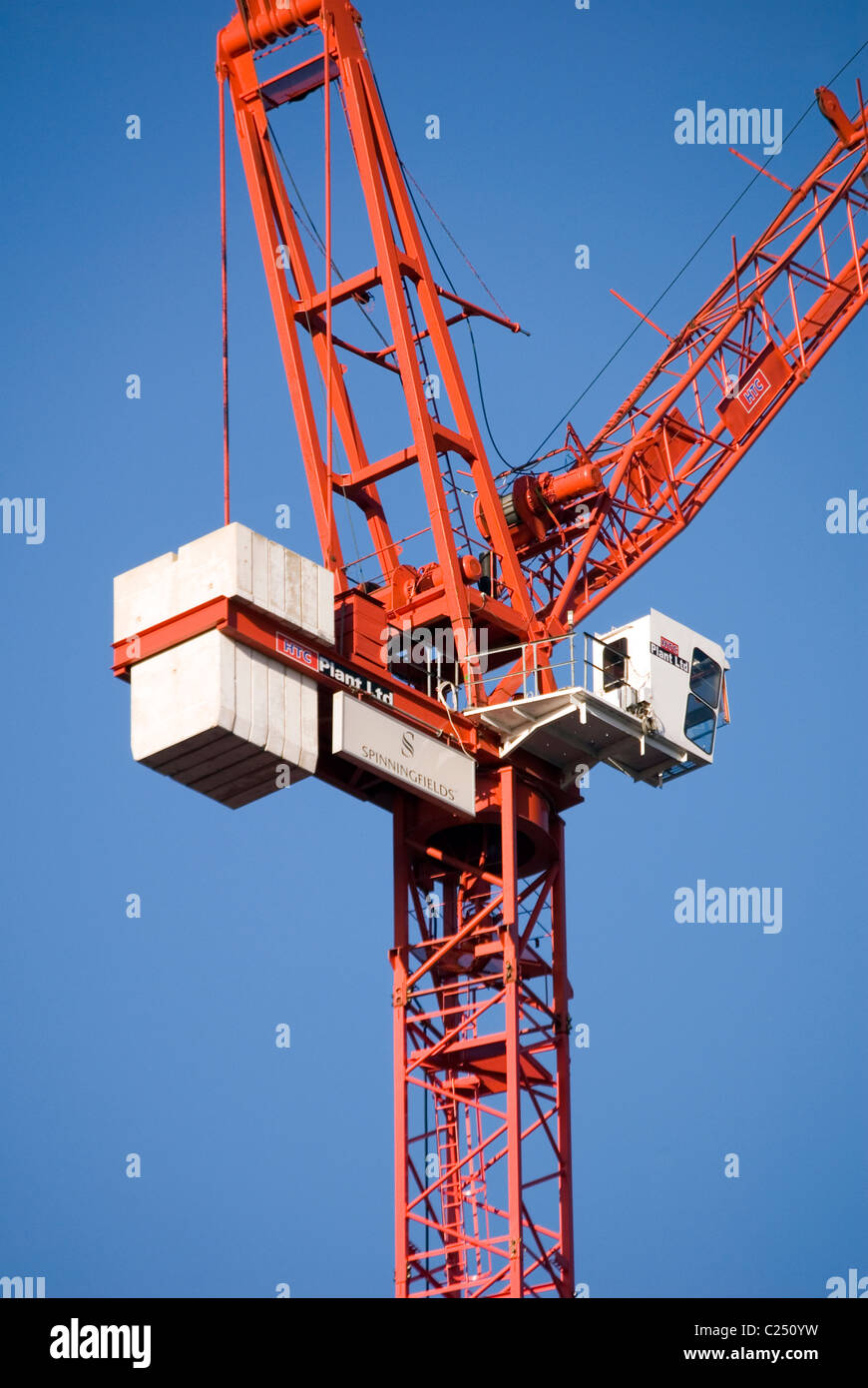 Red tower crane -Fotos und -Bildmaterial in hoher Auflösung – Alamy