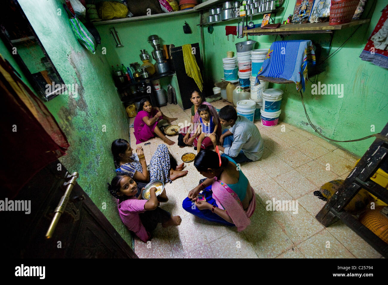 Indische Familie im Haus, tägliche Leben in den Slums in der Nähe von ...
