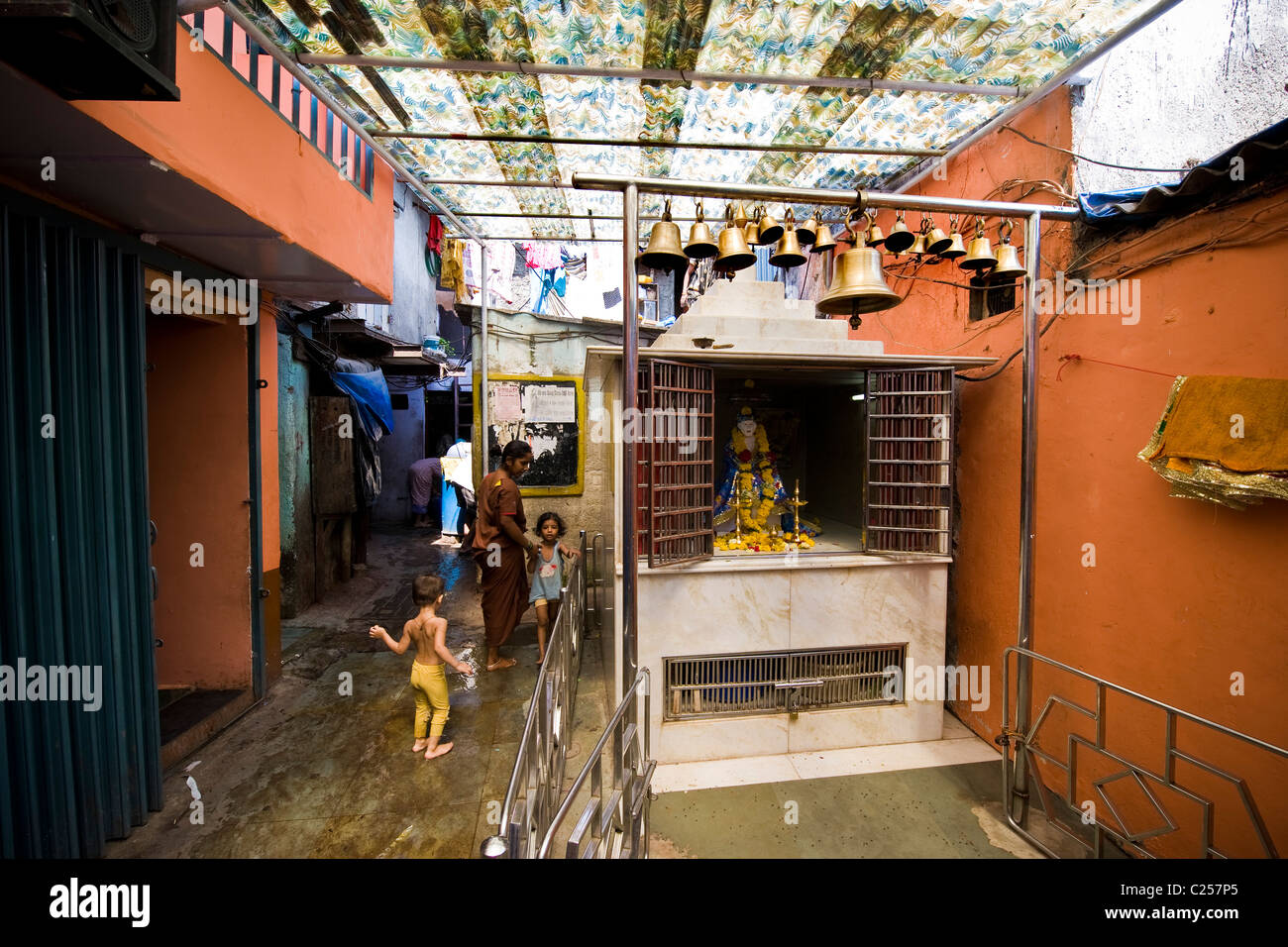 Tempel in den Slums in der Nähe von Colaba, Mumbai, Indien ...