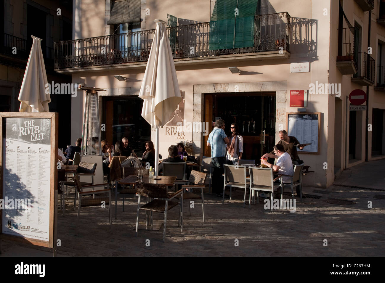Kunden mit einem Drink auf der Terrasse im River Cafe, Girona ...