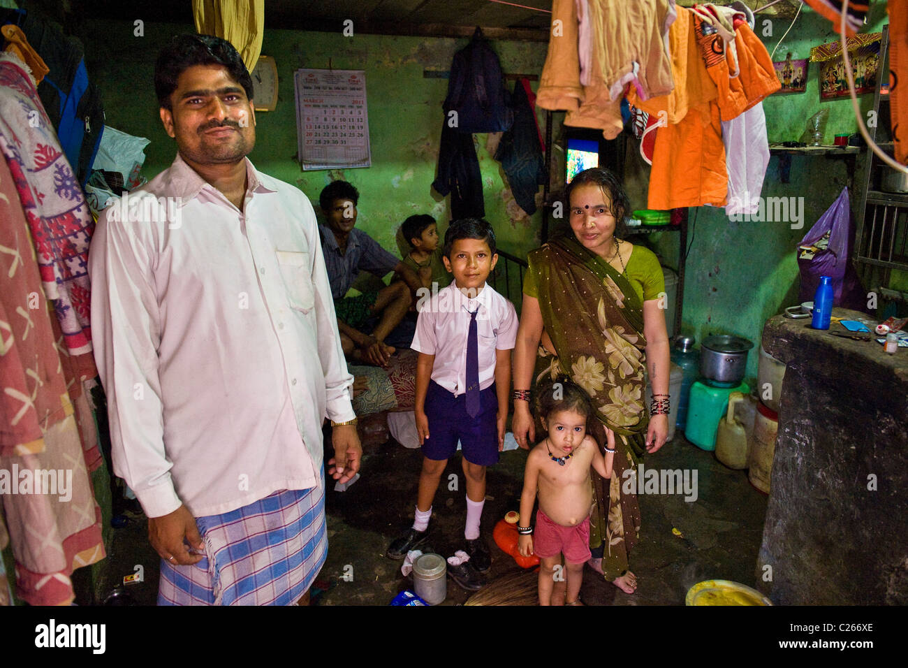 Indische Familie, Alltag in den Slums in der Nähe von Colaba, Mumbai ...