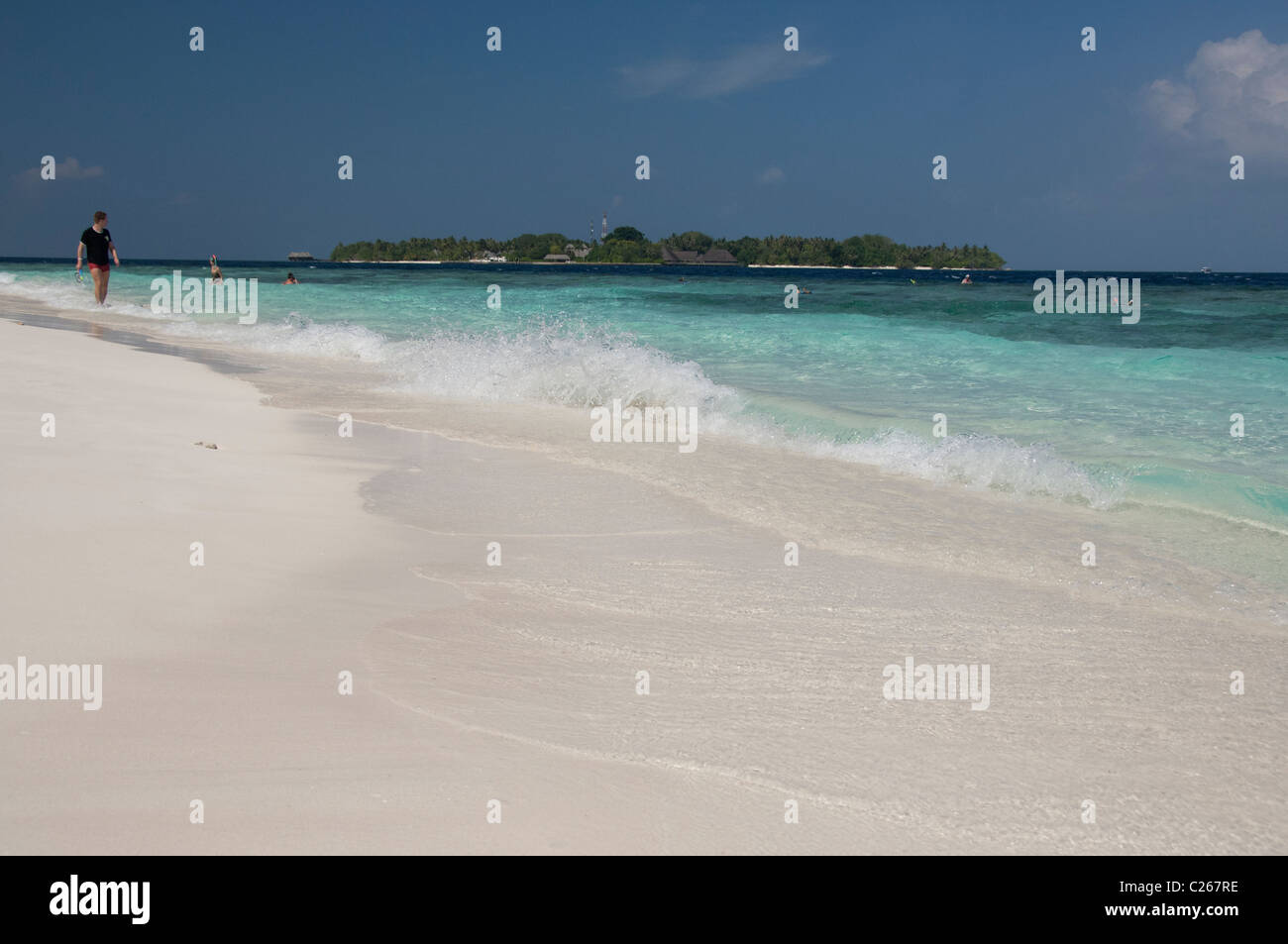 Malediven, Nord Male Atoll, Insel Kuda Bandos. Blick auf das Resort ...