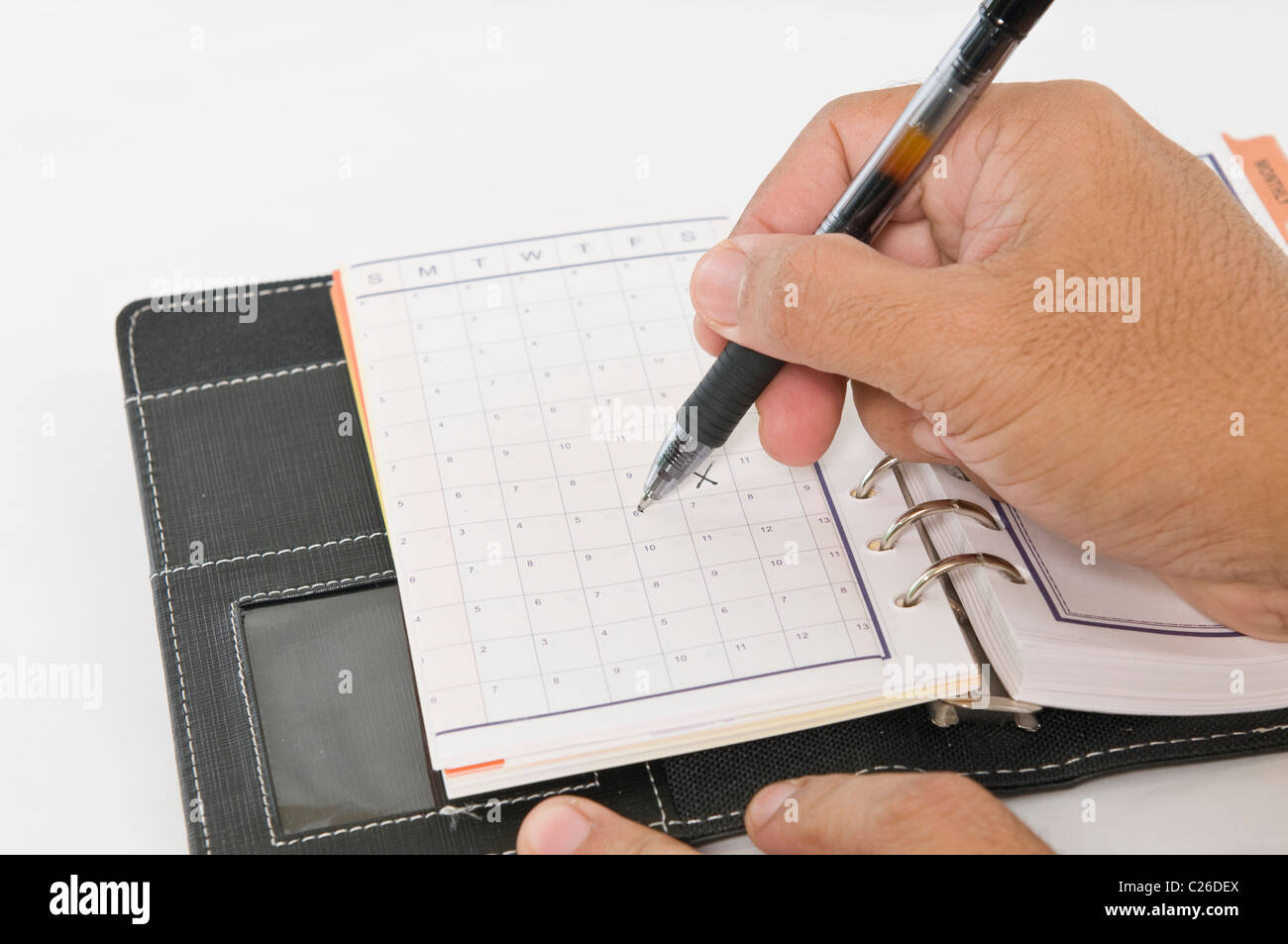 Hände halten einen Stift und Kennzeichnung des Kalenders ...