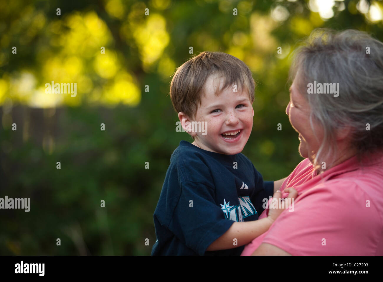 Applying Frau, Tante, ihr Neffe zu genießen, während ein freudiges ...