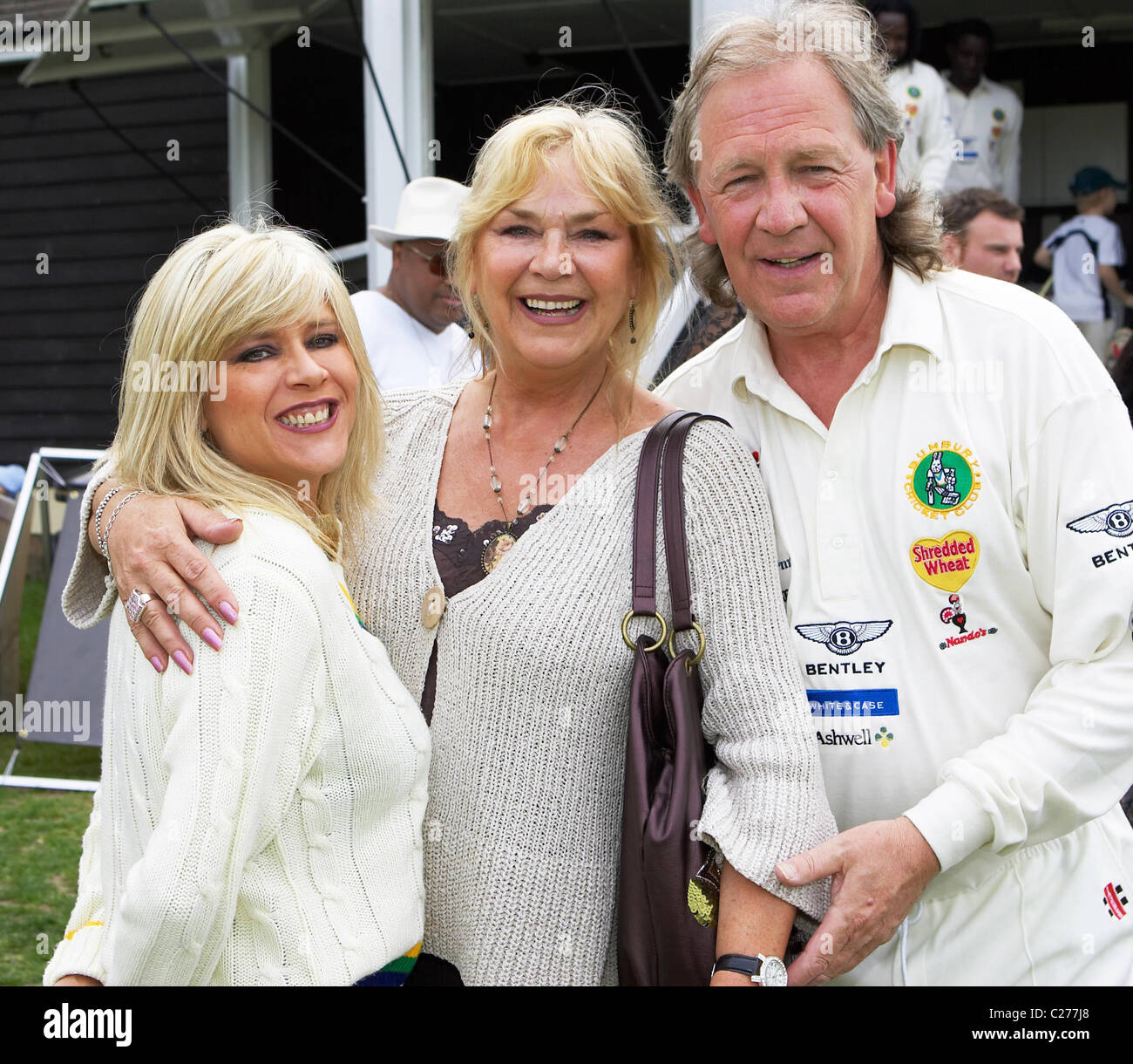 Samantha Fox, auch bekannt als Sam Fox mit Mutter Carol und David ...