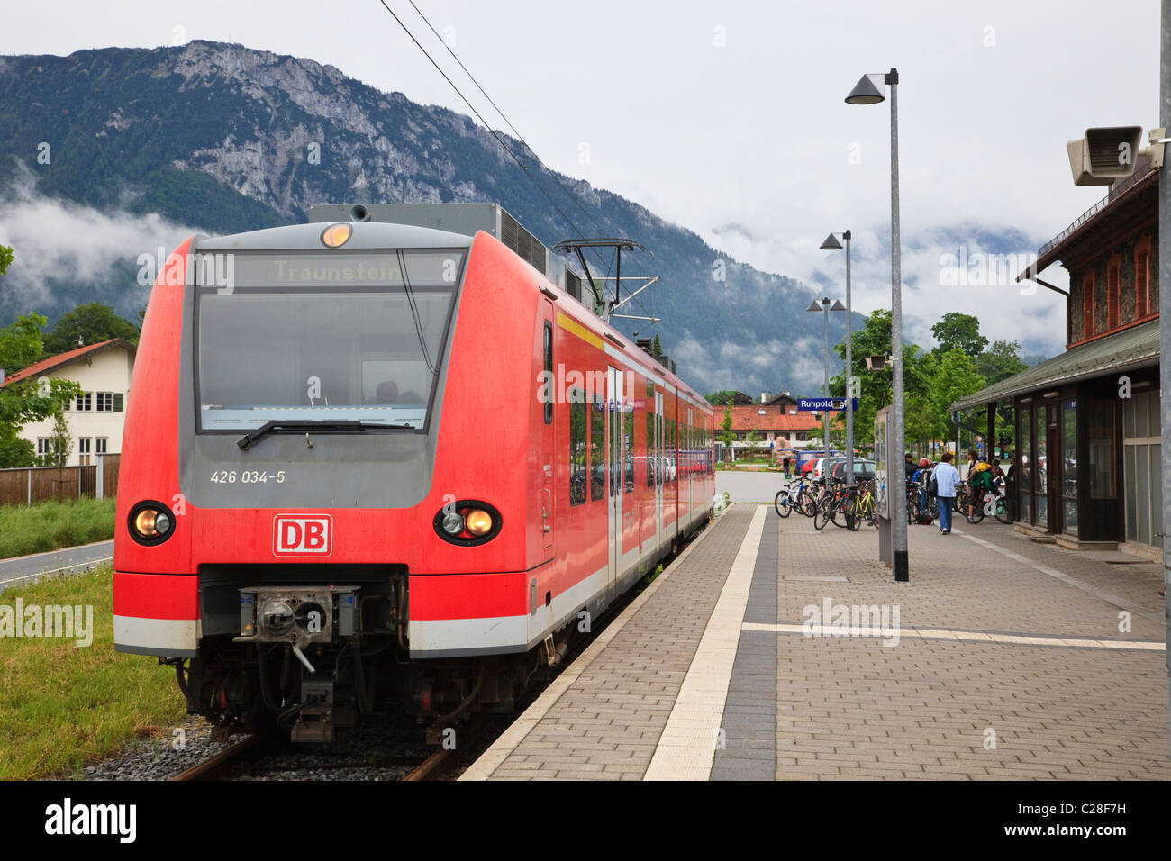 Ruhpolding, Bayern, Deutschland, Europa. DB-Zug durch den Bahnhof ...