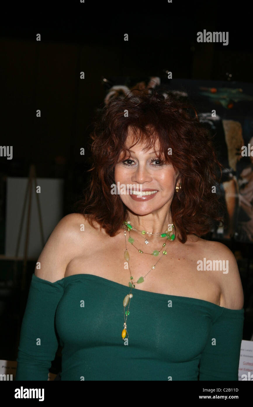 Barbara luna star trek -Fotos und -Bildmaterial in hoher Auflösung – Alamy