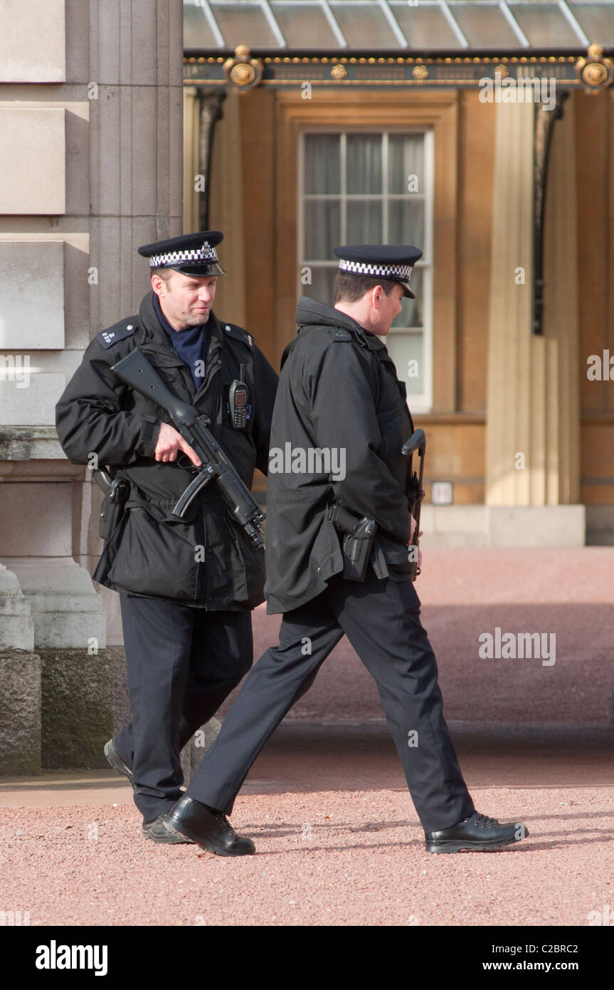 Bewaffnete polizei england -Fotos und -Bildmaterial in hoher Auflösung ...