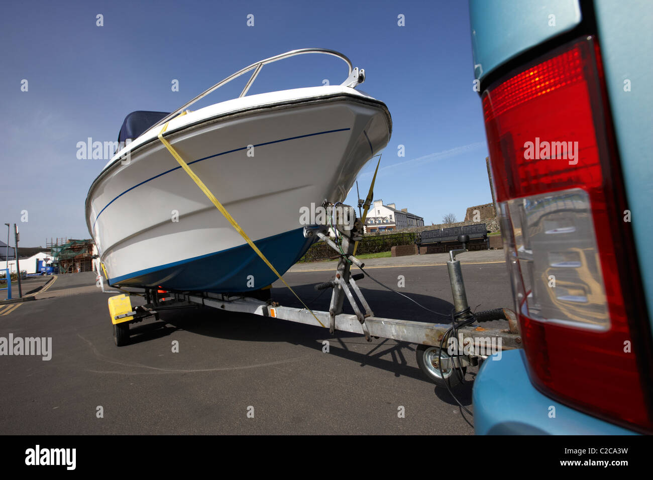 Car towing trailer boat -Fotos und -Bildmaterial in hoher Auflösung – Alamy