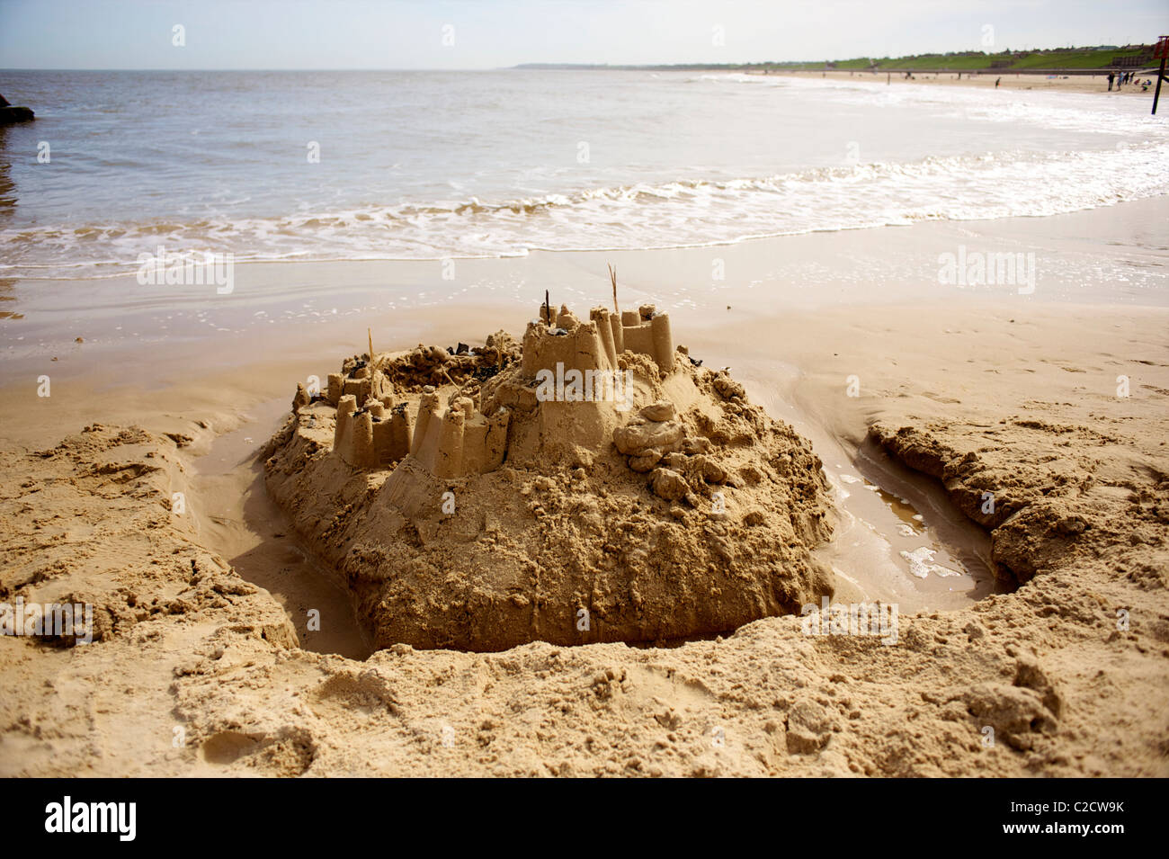 Sand castle moat on beach -Fotos und -Bildmaterial in hoher Auflösung ...