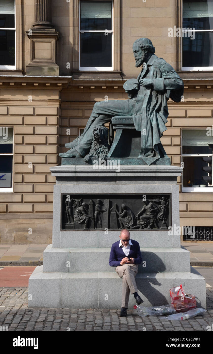 Statue von james clerk maxwell -Fotos und -Bildmaterial in hoher ...