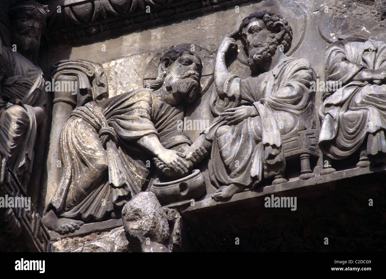 Romanische Bas Relief Skulptur des heiligen Petrus, der Christus die ...