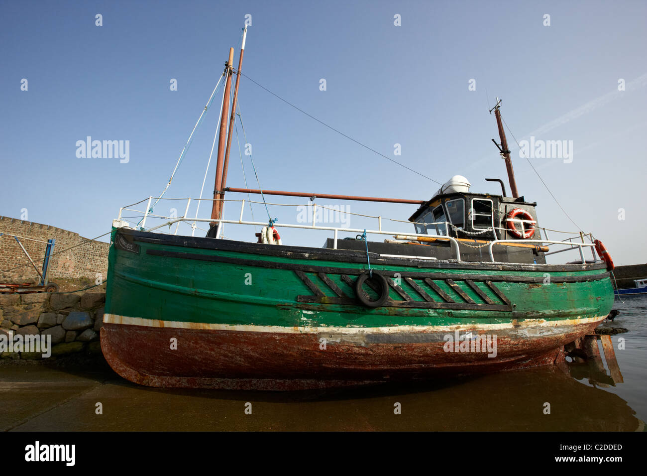 Boat grounded -Fotos und -Bildmaterial in hoher Auflösung – Alamy