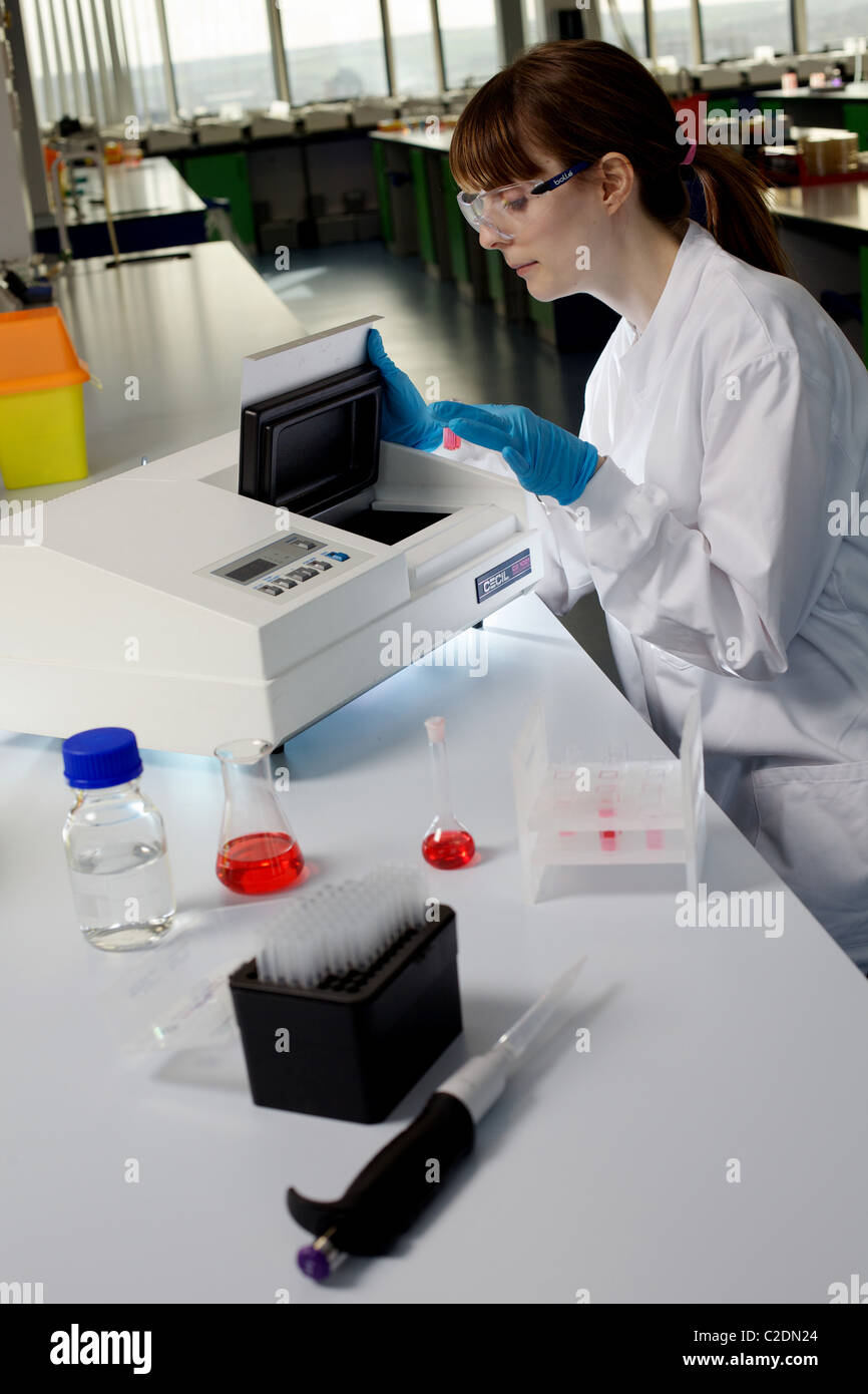 Lab technician -Fotos und -Bildmaterial in hoher Auflösung – Alamy