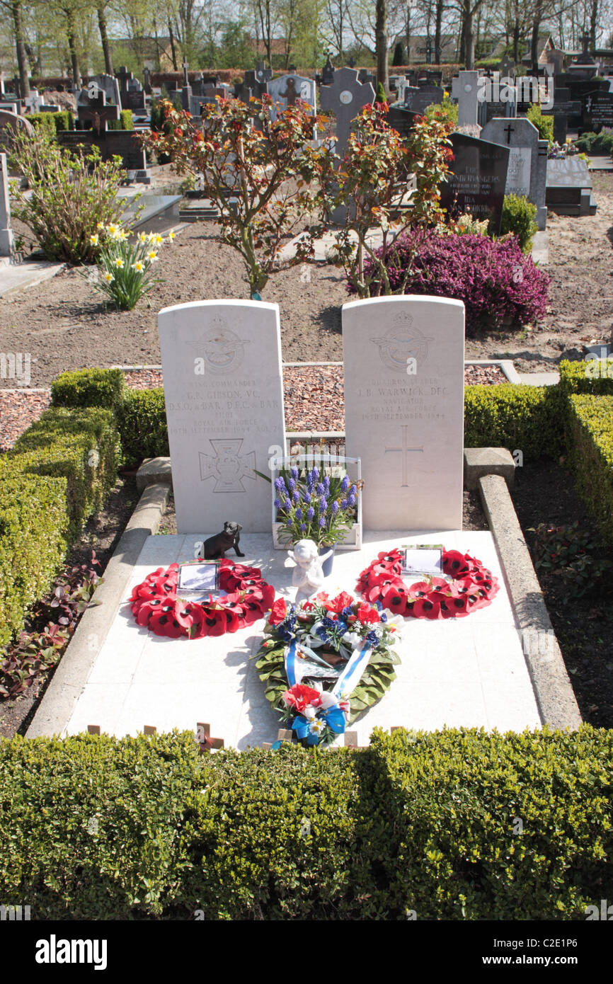 Gräber von Wing Commander Guy Gibson VC, DSO & Bar, DFC & Bar und ...