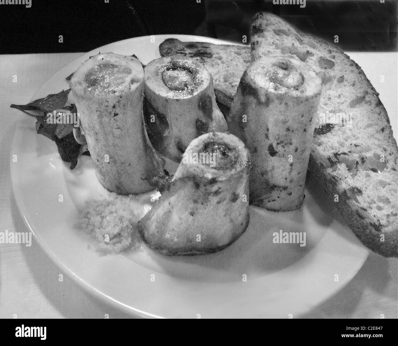 Roast bone marrow Schwarzweiß-Stockfotos und -bilder - Alamy