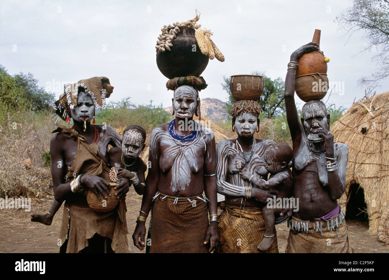 Mursi baby -Fotos und -Bildmaterial in hoher Auflösung – Alamy