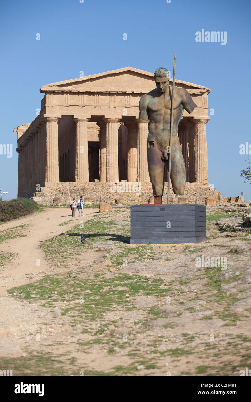 Eine Skulptur von Igor Mitoraj in das Tal der Tempel Agrigento Sizilien ...