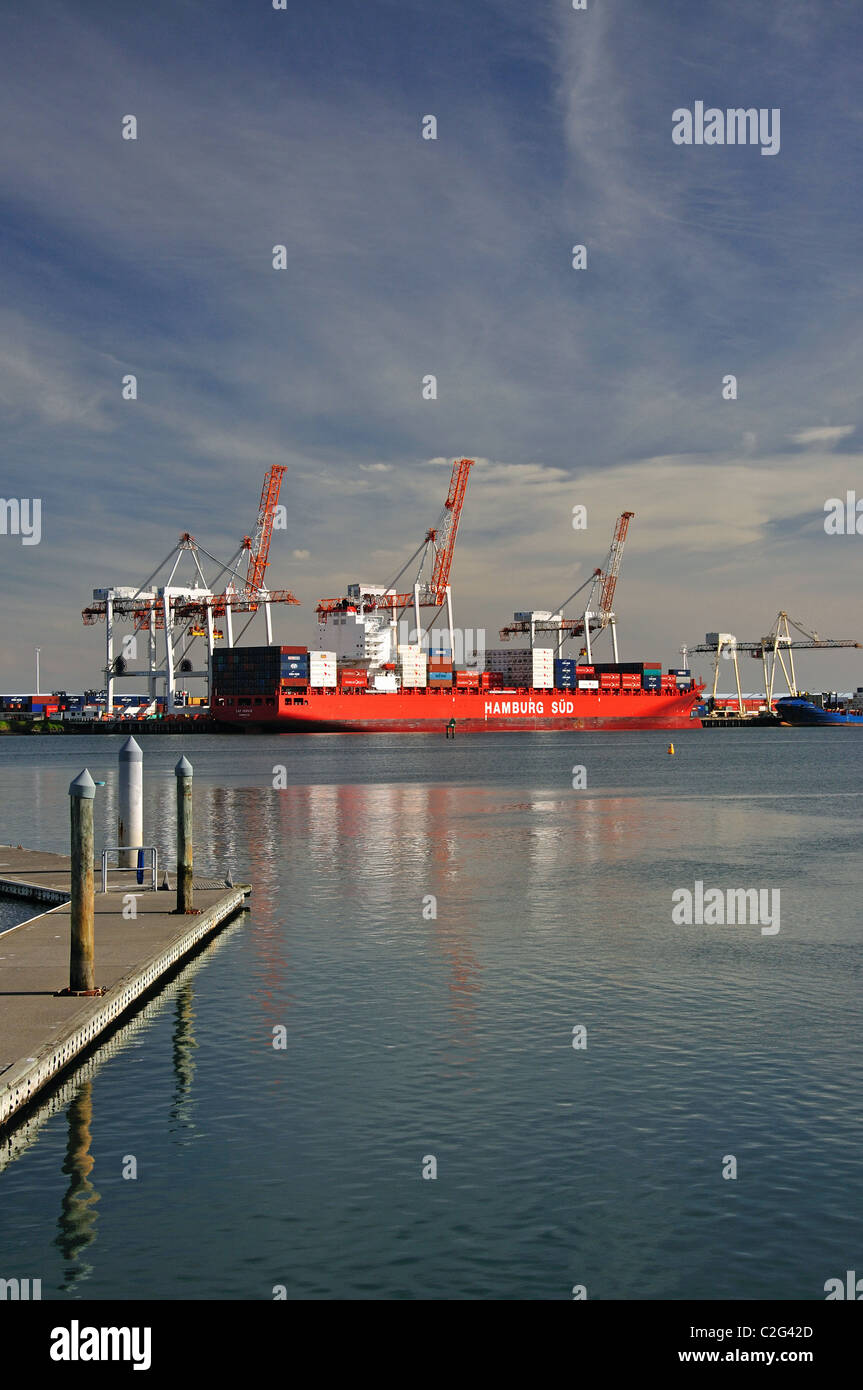Containerschiff im Hafen von Tauranga von Mount Maunganui, Tauranga ...