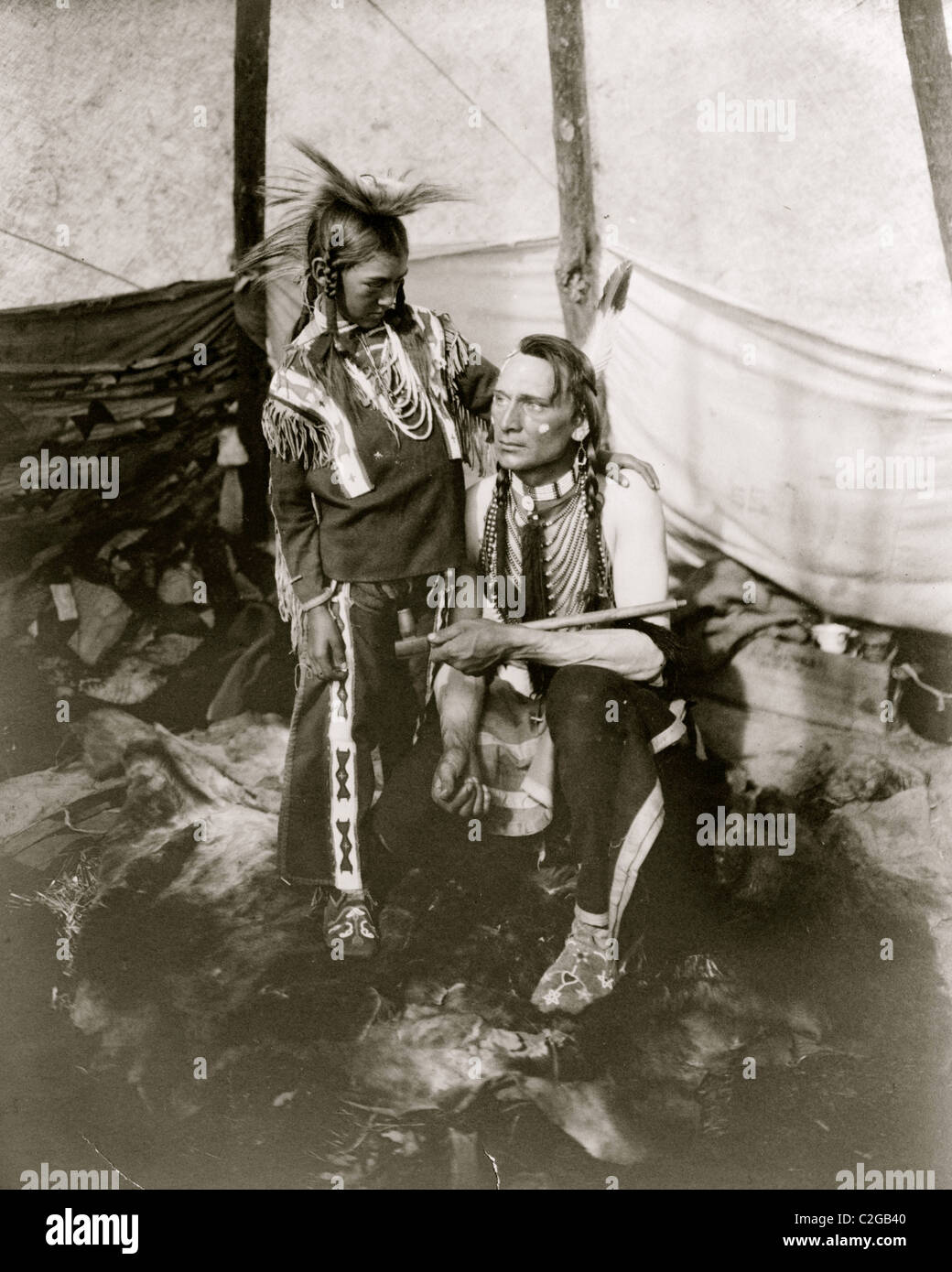 Friedenspfeife mit indianern -Fotos und -Bildmaterial in hoher ...