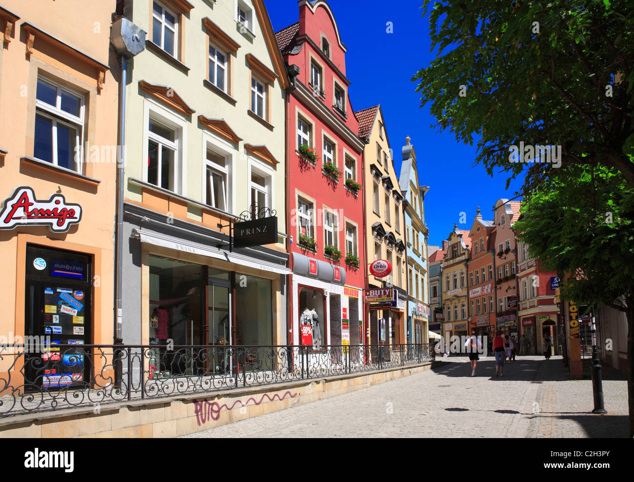 Bürger-Häuser-Fassaden und Mall in ehemaligen deutschen Stadt ...